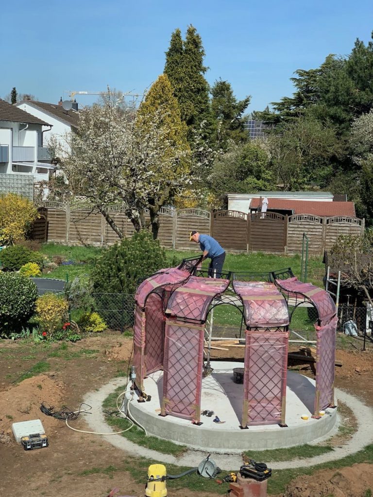 Erhöhter Sitzplatz im Garten mit auf Maß angefertigtem Metall Pavillon