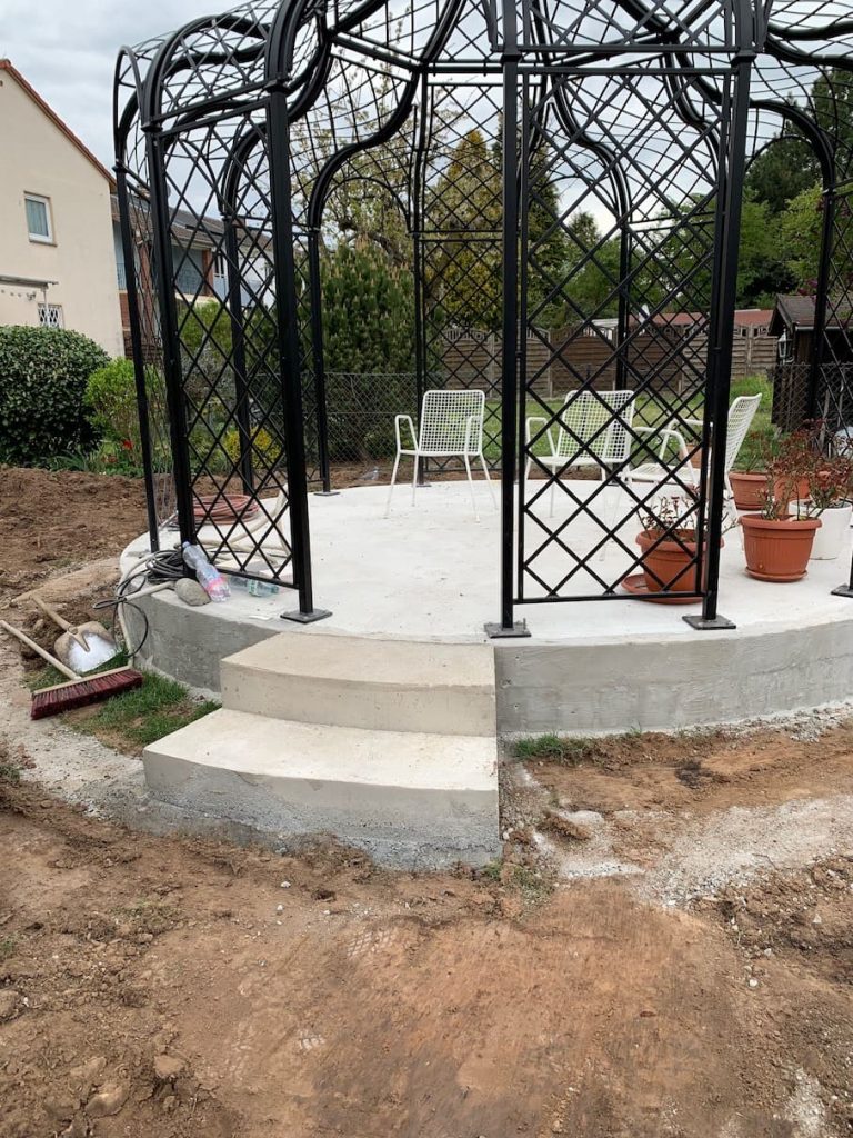 Erhöhter Sitzplatz im Garten mit auf Maß angefertigtem Metall Pavillon